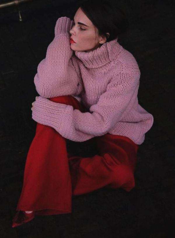 酒红色裤子搭配 成熟女性的穿搭风格-齐鲁晚报网